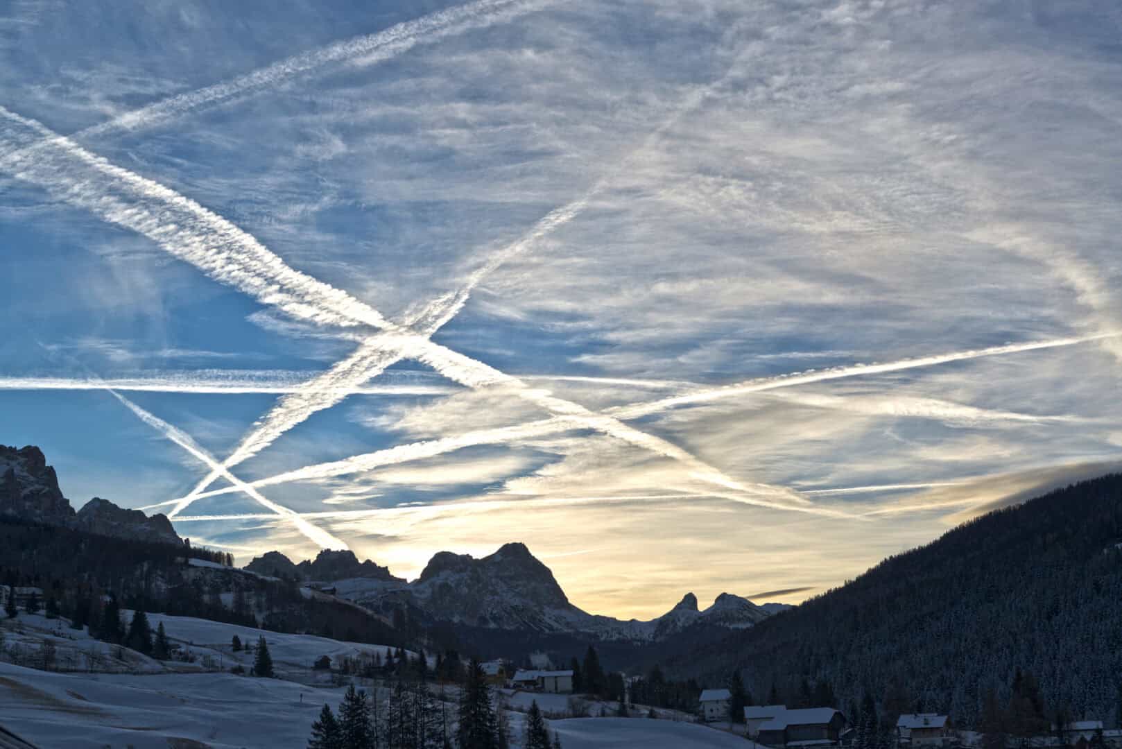 Cosa sono le scie bianche lasciate dagli aerei? Tra scienza e teoria ...