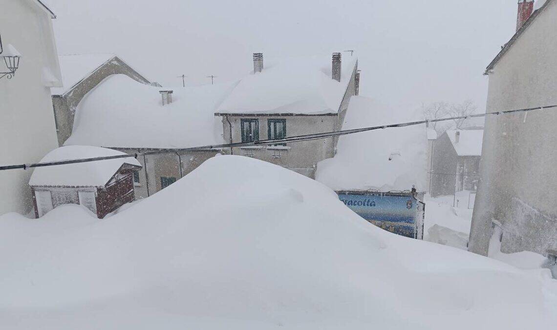 Eccezionale tempesta di neve in azione, caduto già un metro e mezzo ...